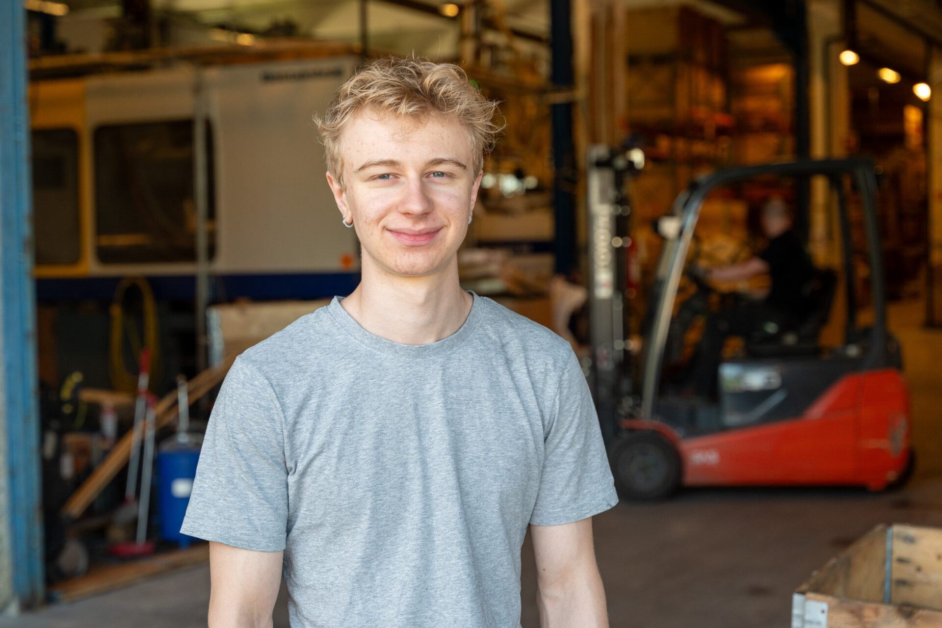 Petter Olaus (16) bruker sommeren til å jobbe: – Jeg sparer til bil eller motorsykkel - Avisa Hemnes